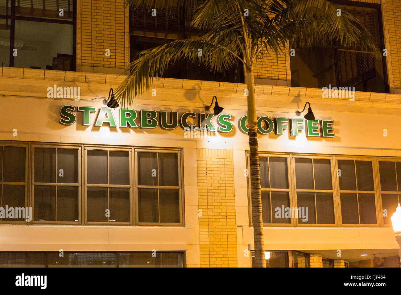 Starbucks at night time hi-res stock photography and images - Alamy