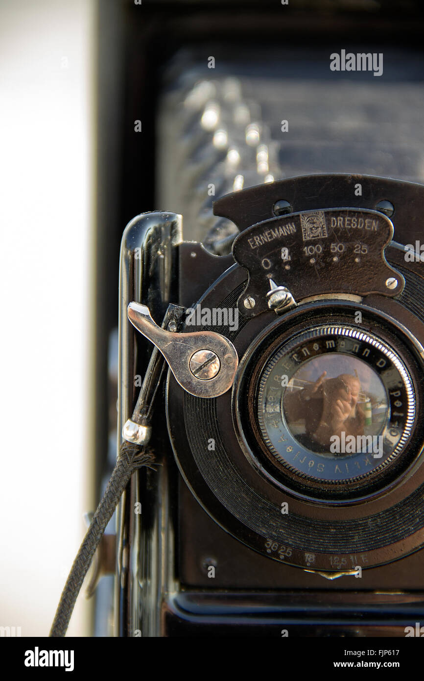 The Ernemann HEAG I folding plate (9x12cm) camera from 1912 Stock Photo ...