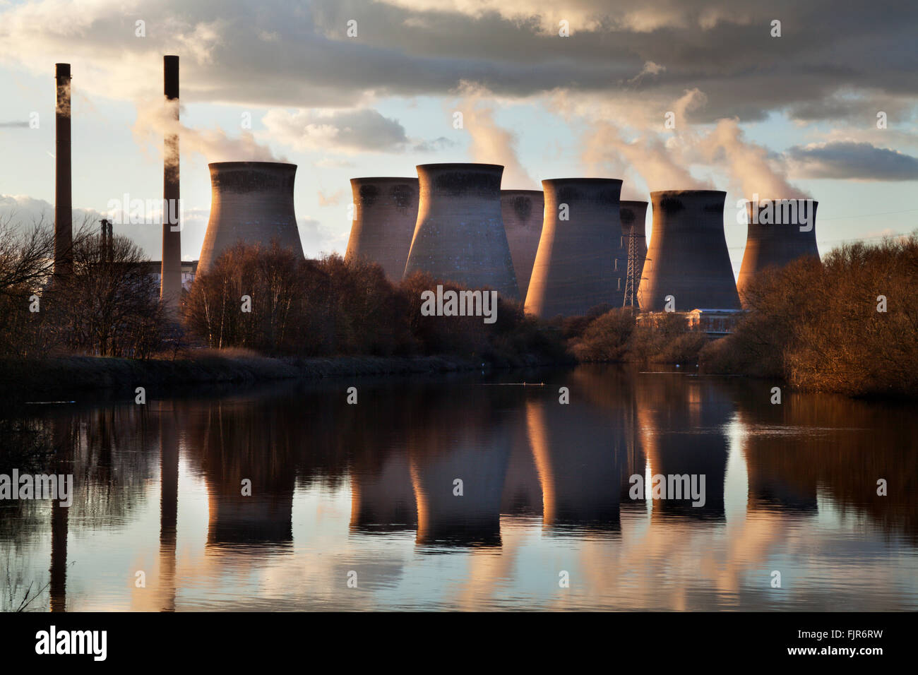 Ferrybridge power station hi-res stock photography and images - Alamy
