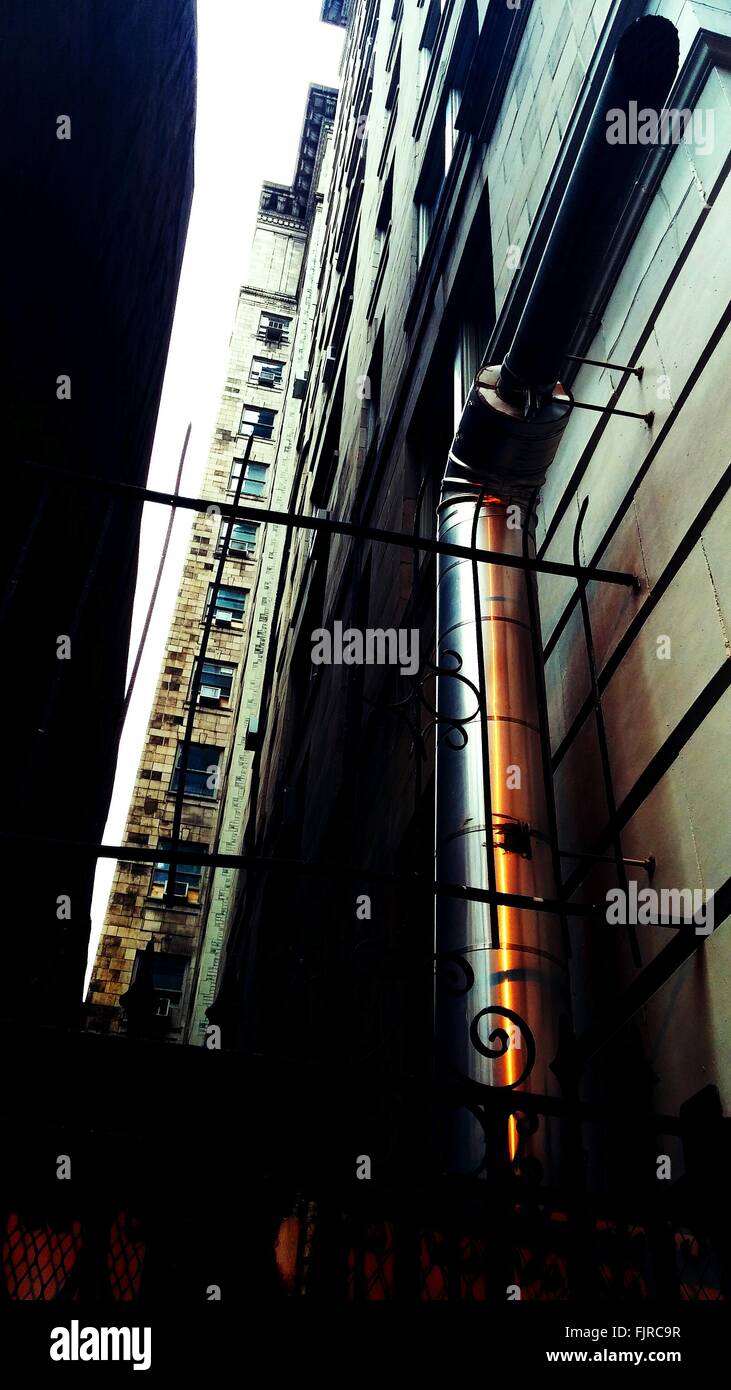 Between two tall buildings hi-res stock photography and images - Alamy