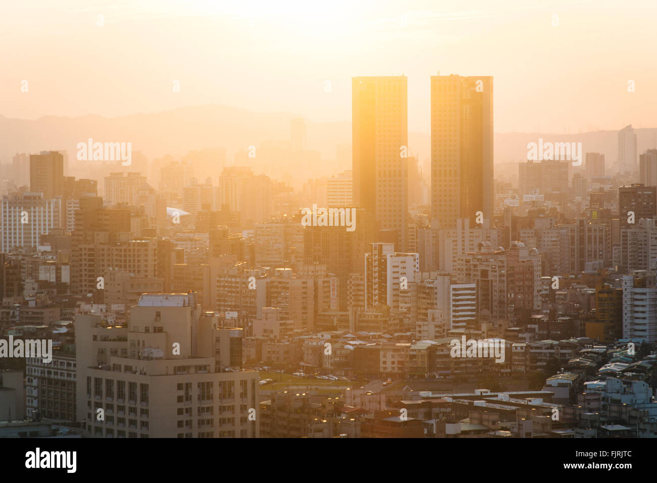 Buildings in sunset hi-res stock photography and images - Alamy