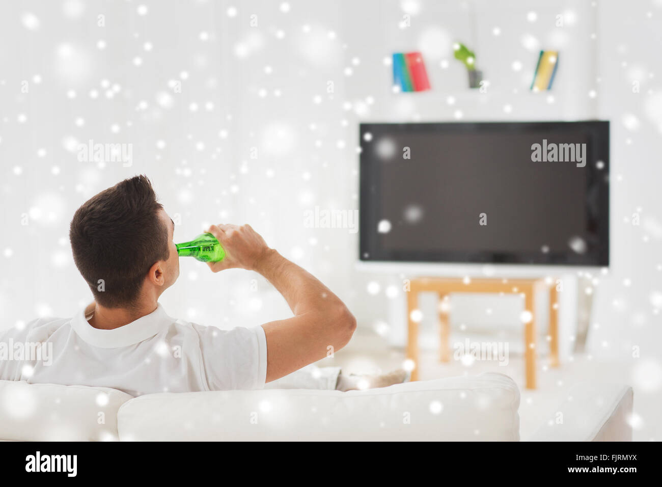 Man watching tv beer hi-res stock photography and images - Alamy