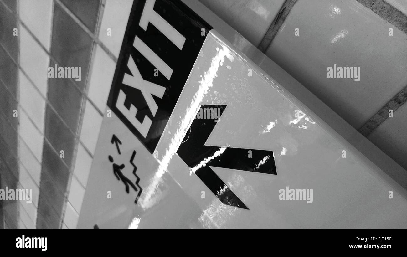 Exit sign arrow symbol hi-res stock photography and images - Alamy