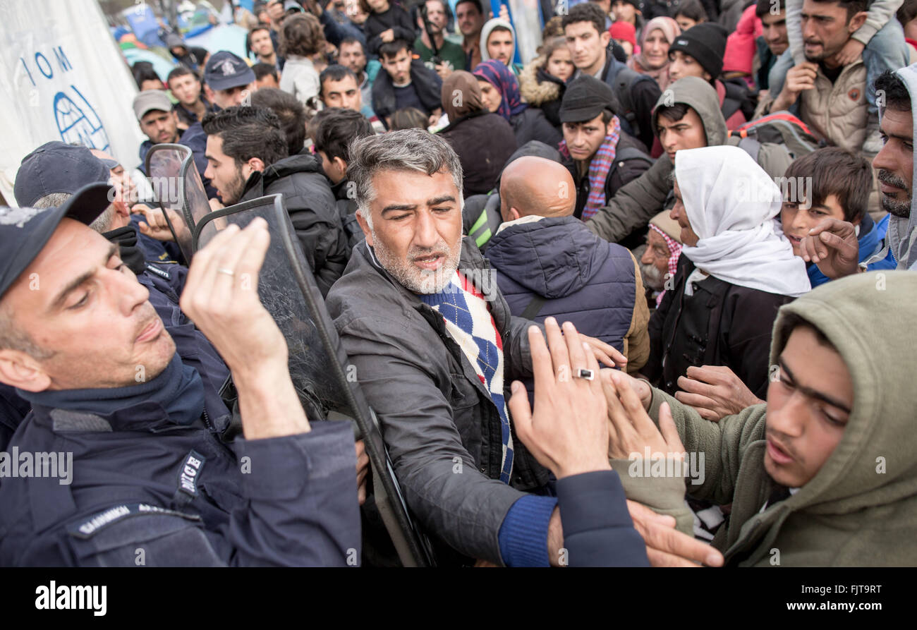 Immigration officers refugee camp hi-res stock photography and images ...