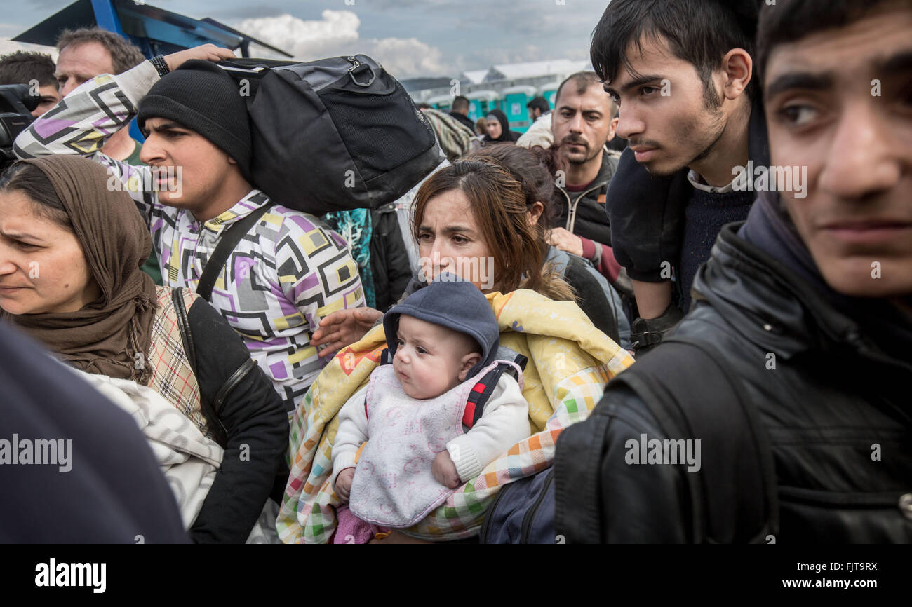Kurdish refugees refugee camp hi-res stock photography and images - Alamy
