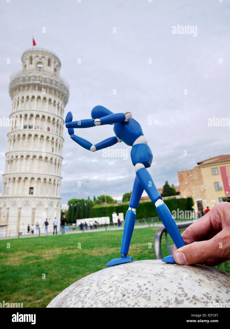 Leaning tower of pisa people pushing hi-res stock photography and ...