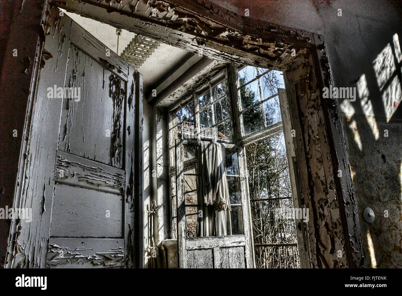 Run down doors hi-res stock photography and images - Alamy