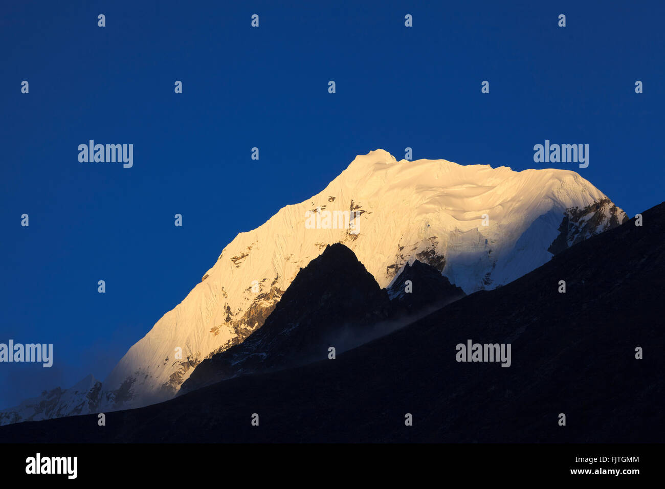 Cholatse peak hi-res stock photography and images - Alamy