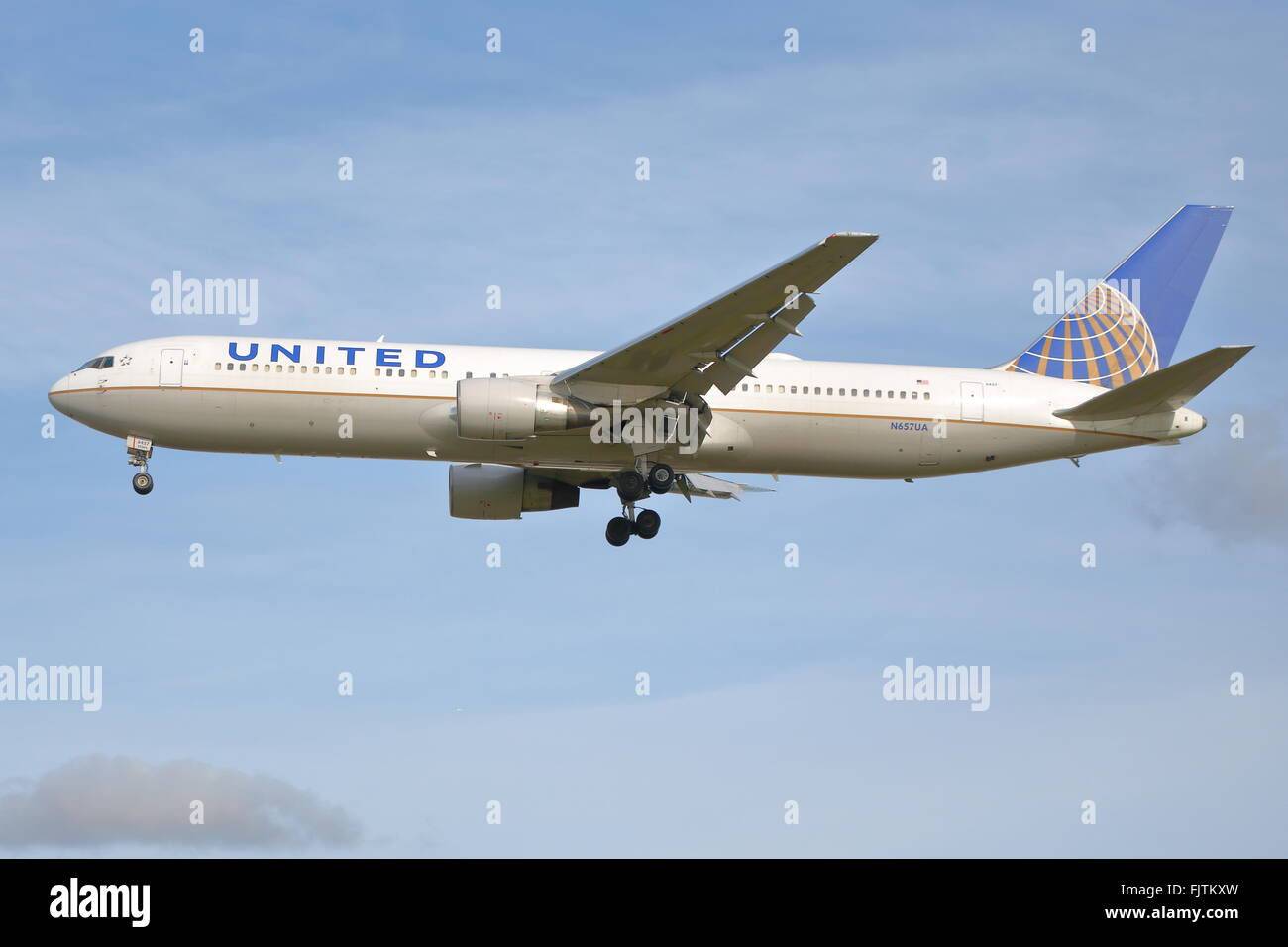 United Airlines Boeing 767-322ER N657UA departing from London Heathrow ...