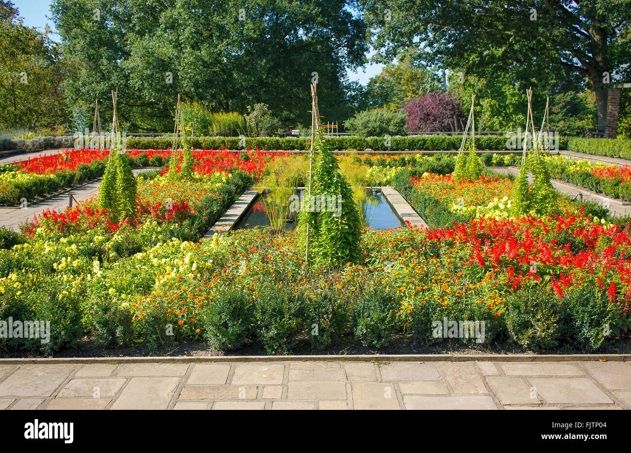 Winding garden paths hi-res stock photography and images - Alamy