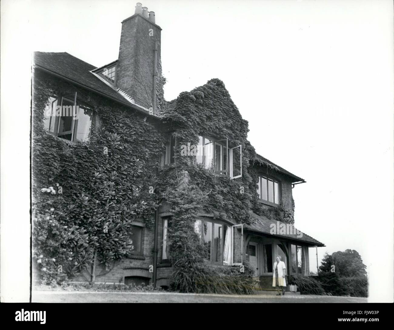 1949 - Playwright George Bernard Shaw First pictures to be taken inside ...
