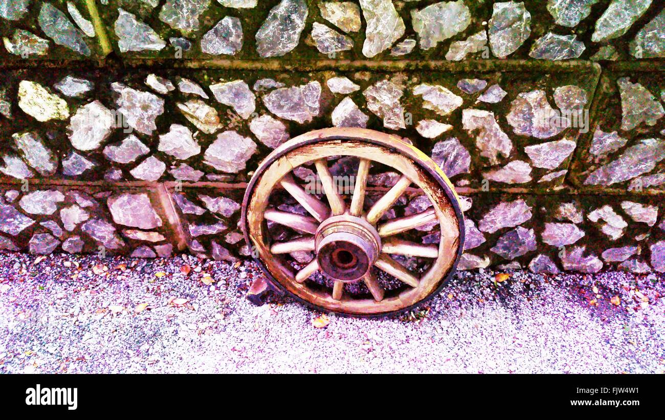 Leaning wagon wheel hi-res stock photography and images - Alamy