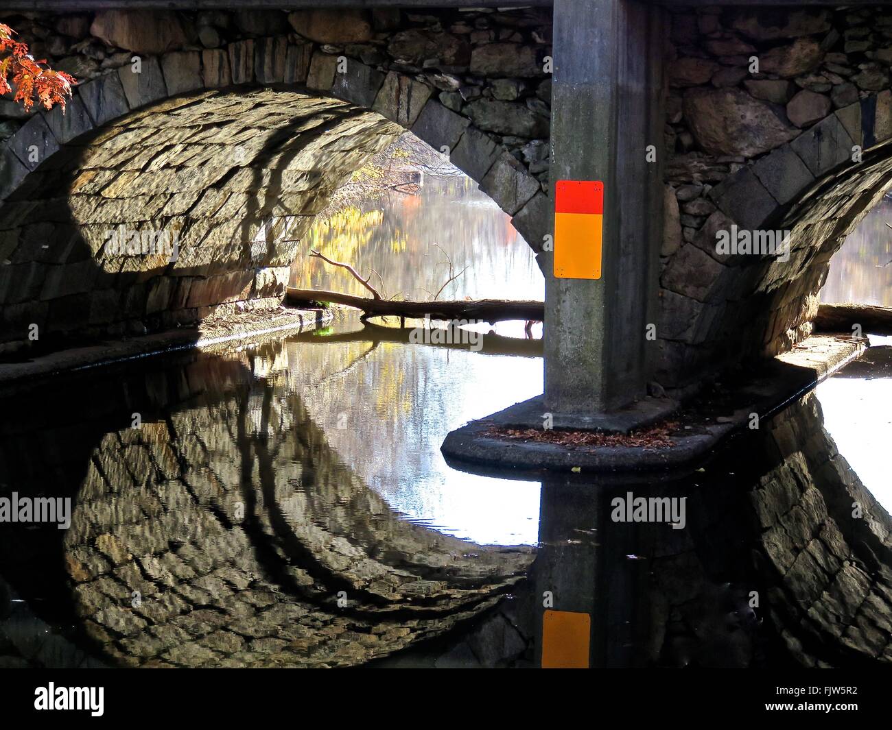 Arch bridge over river hi-res stock photography and images - Alamy