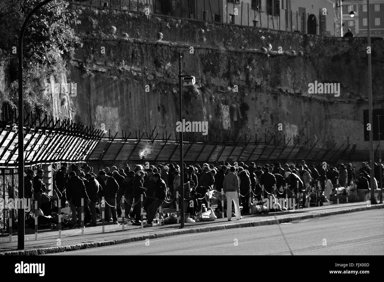 Crowd wall hi-res stock photography and images - Alamy