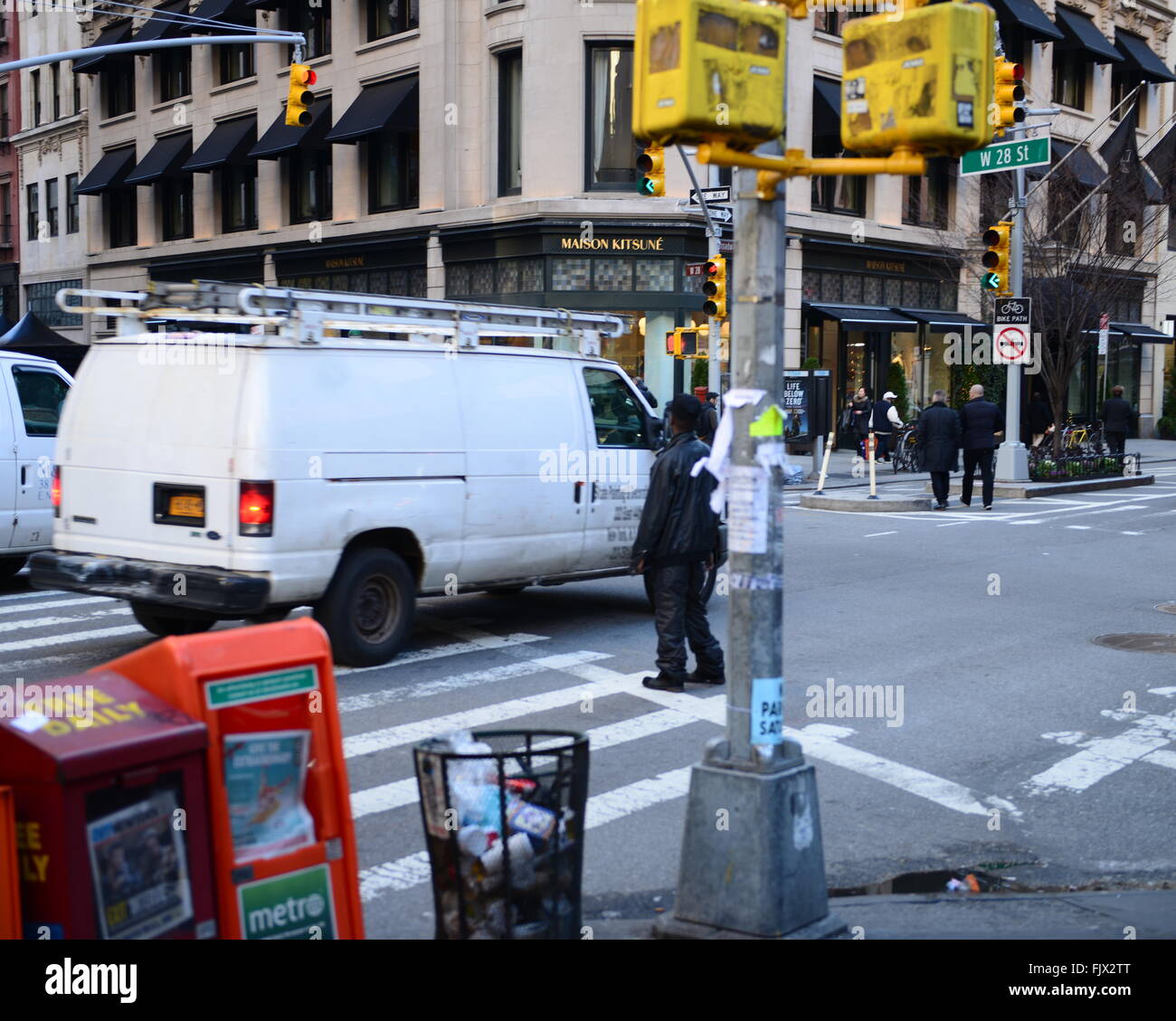 Street view of city hi-res stock photography and images - Alamy