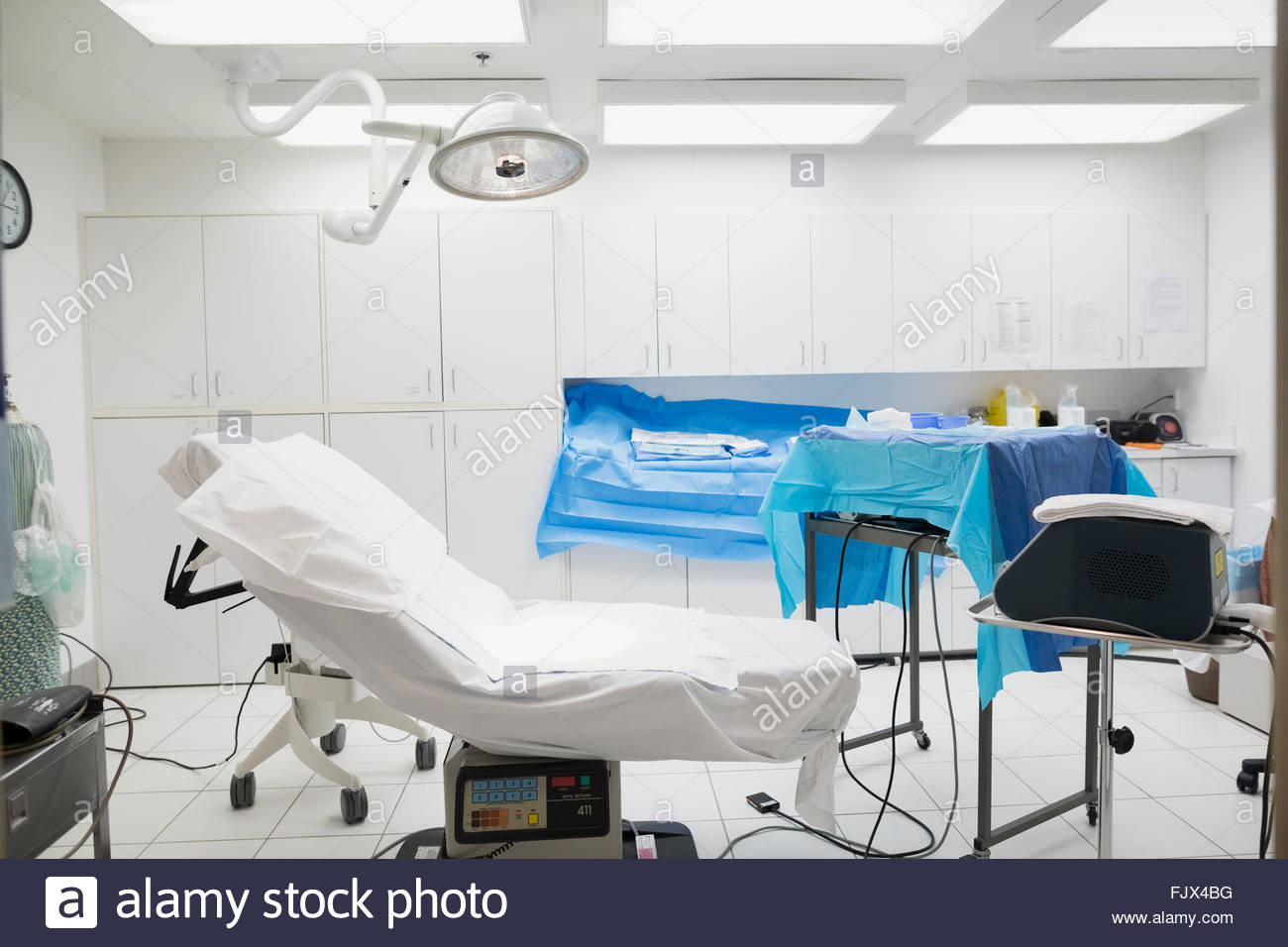 Operating table light hi-res stock photography and images - Alamy