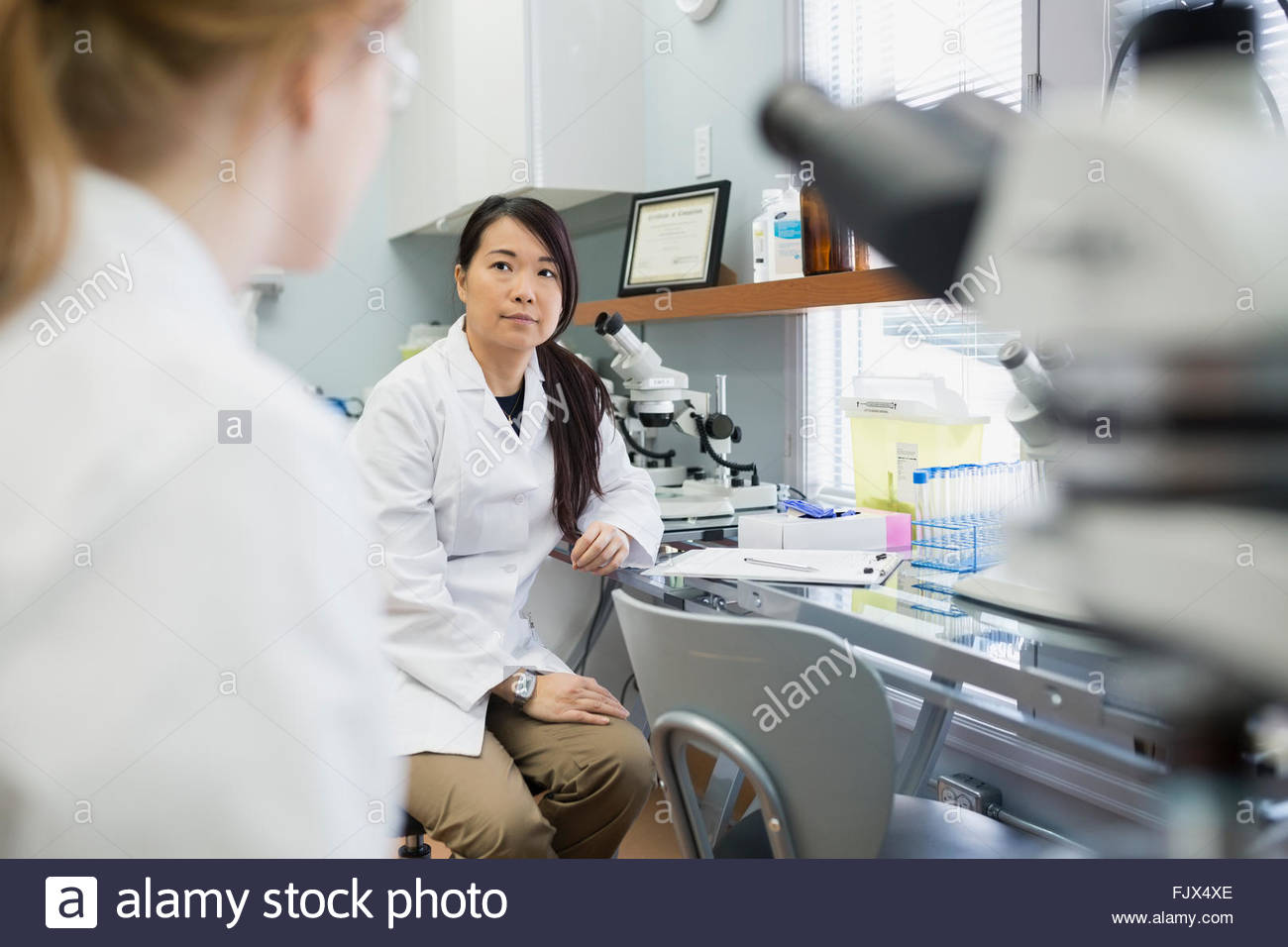 Medical laboratory scientists hi-res stock photography and images - Alamy