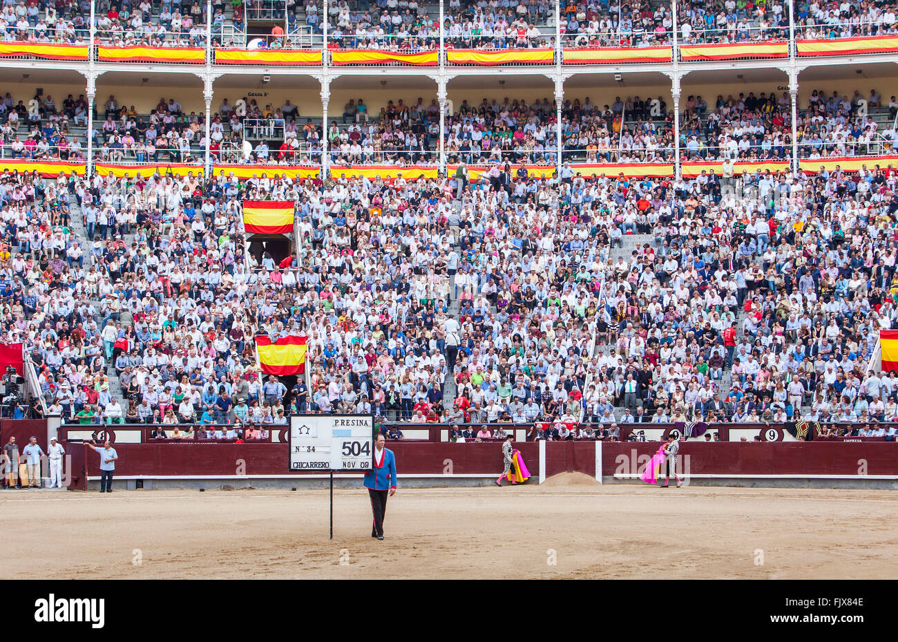 Staff member show the name and weight of next bull. Las Ventas Bullring ...