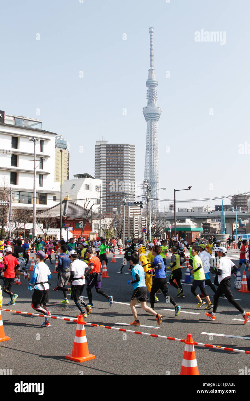 Tokyo, Japan. 28th Feb, 2016. Runners Marathon : Tokyo Marathon 2016 in ...