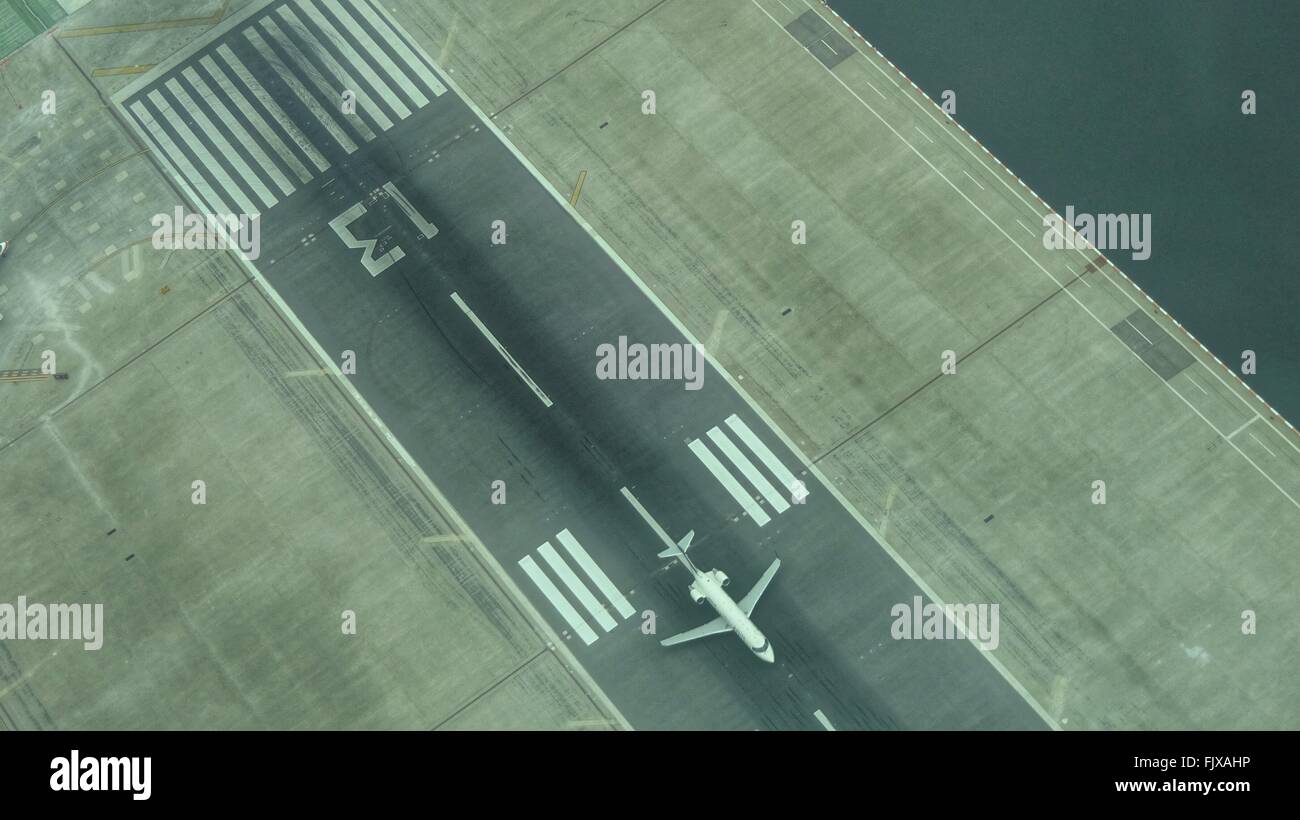 Airport runway hi-res stock photography and images - Alamy