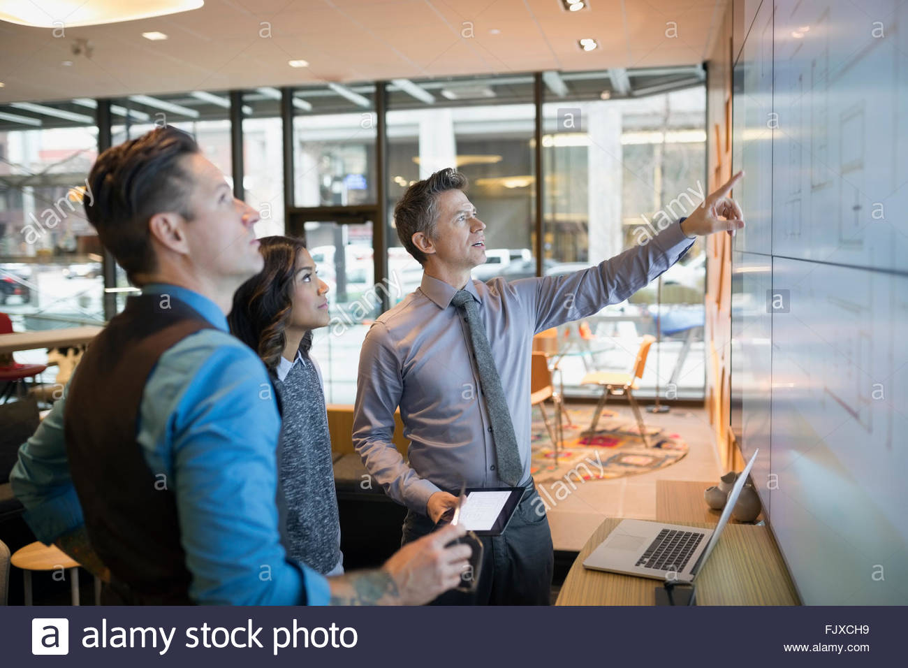 Viewing image on screen hi-res stock photography and images - Alamy