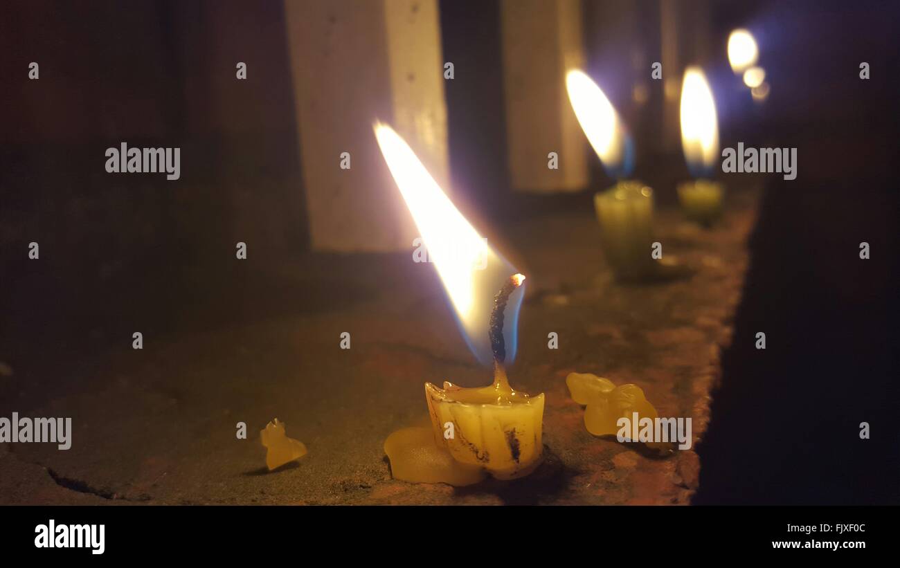 Row of lit candles hi-res stock photography and images - Alamy