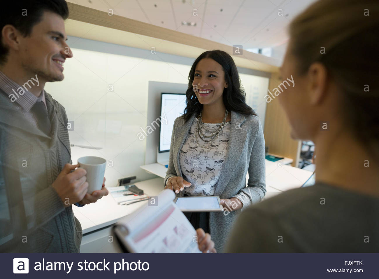 People drinking coffee talking hi-res stock photography and images - Alamy