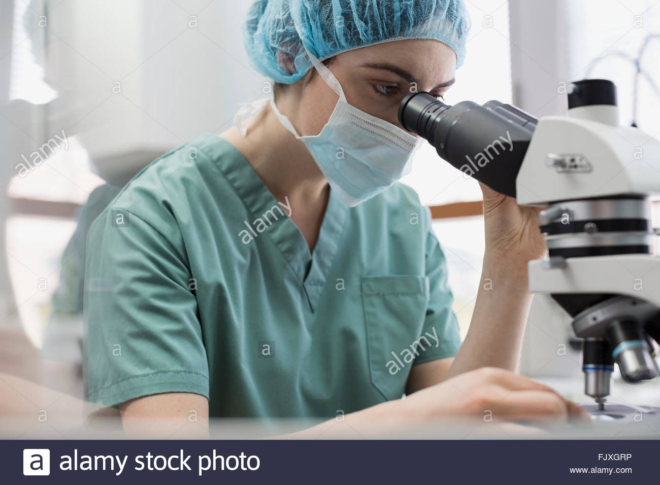 Woman microscope laboratory hi-res stock photography and images - Alamy