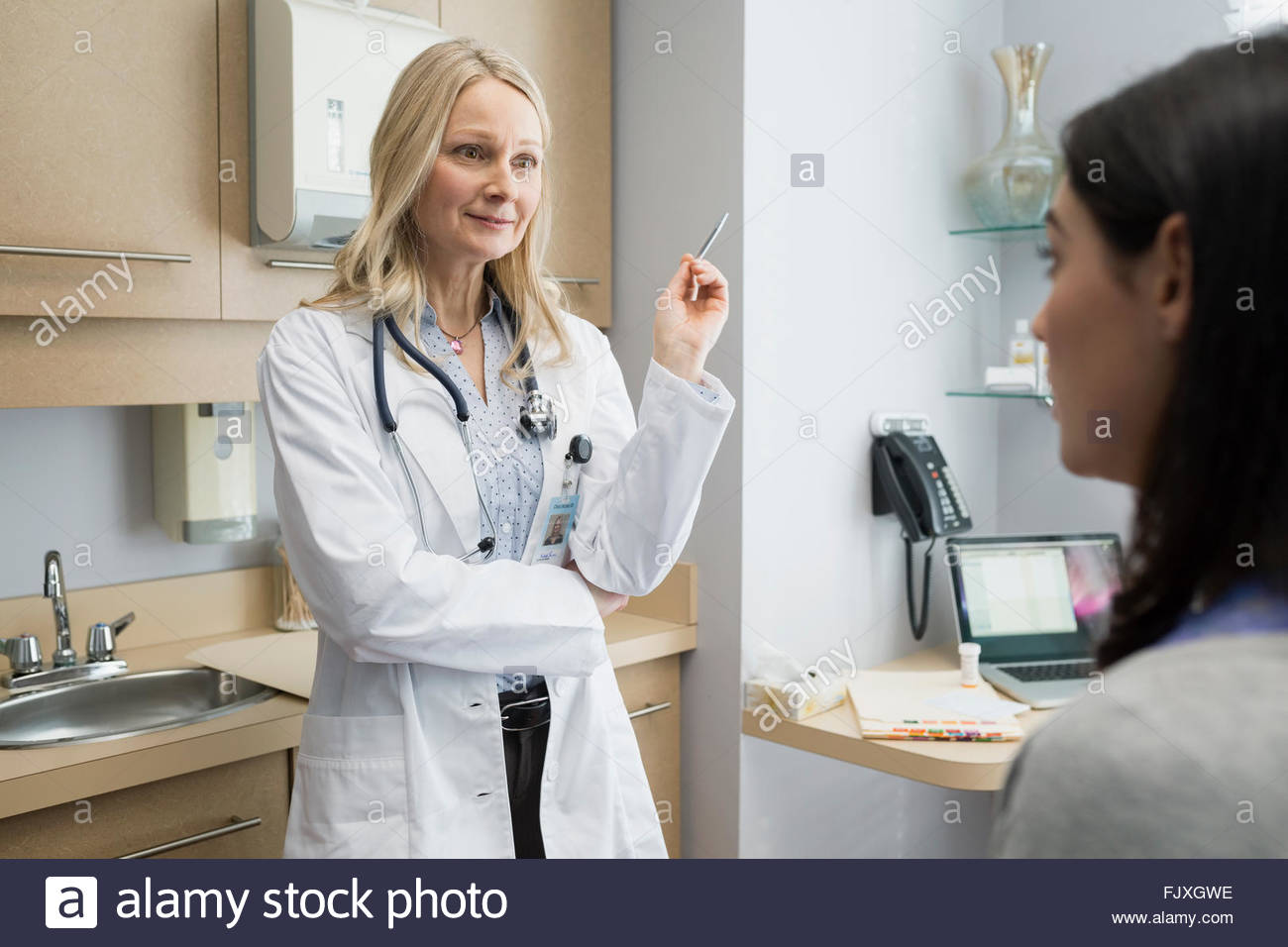 Doctor patient talking hi-res stock photography and images - Alamy