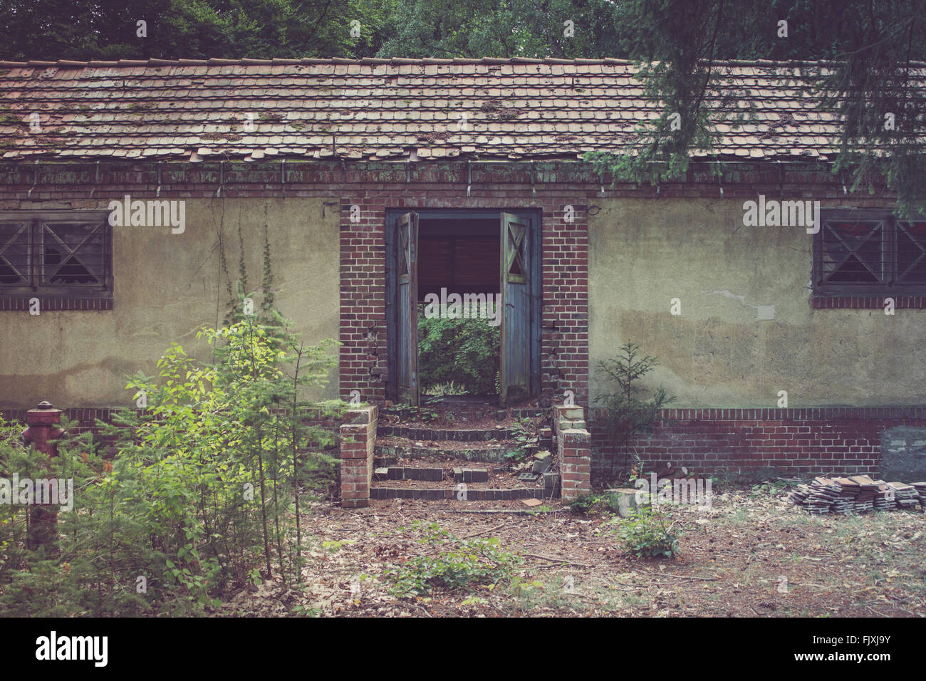 Exterior Of Abandoned House Stock Photo - Alamy