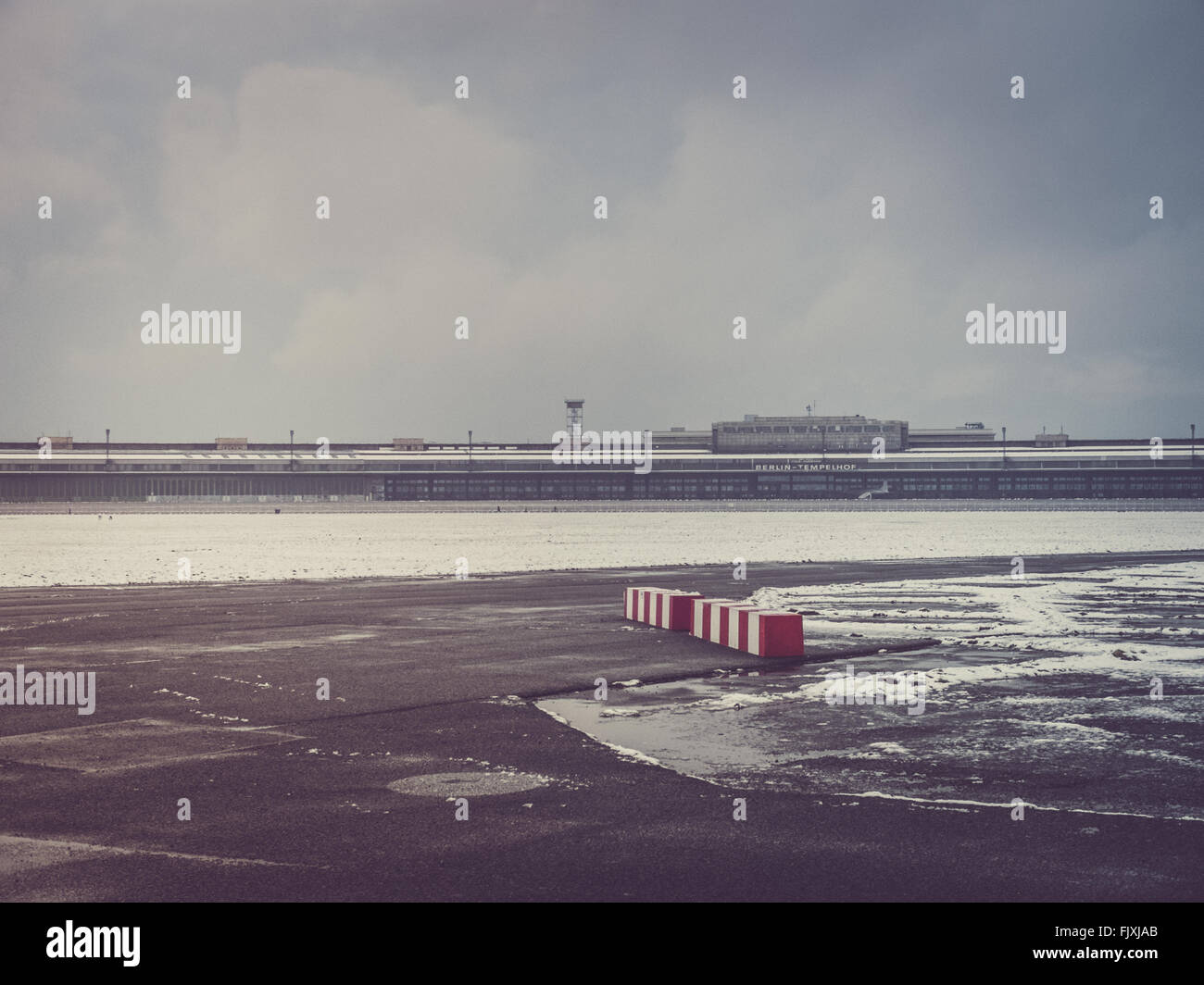 Snow covered runway hi-res stock photography and images - Alamy