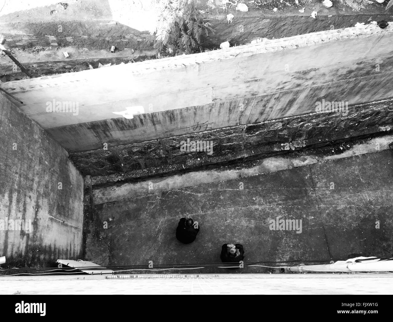 Crouching men hi-res stock photography and images - Alamy