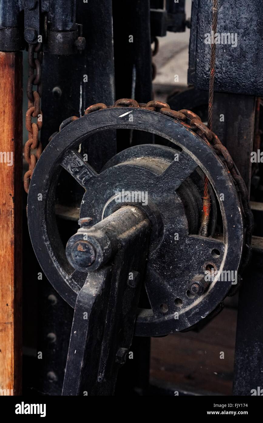 Chain pulley hi-res stock photography and images - Alamy