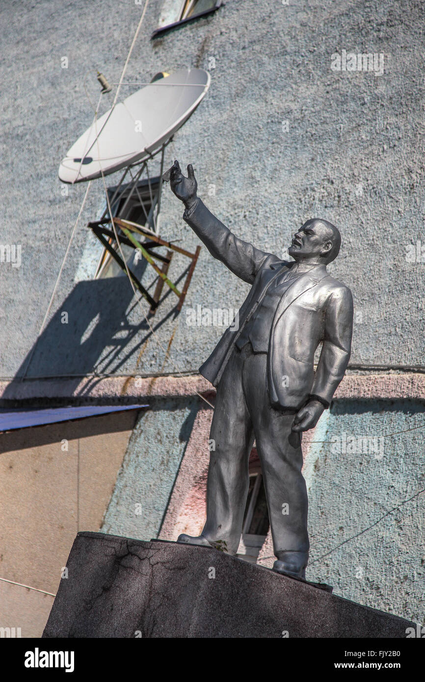 Lenin monument on the background wall Stock Photo - Alamy