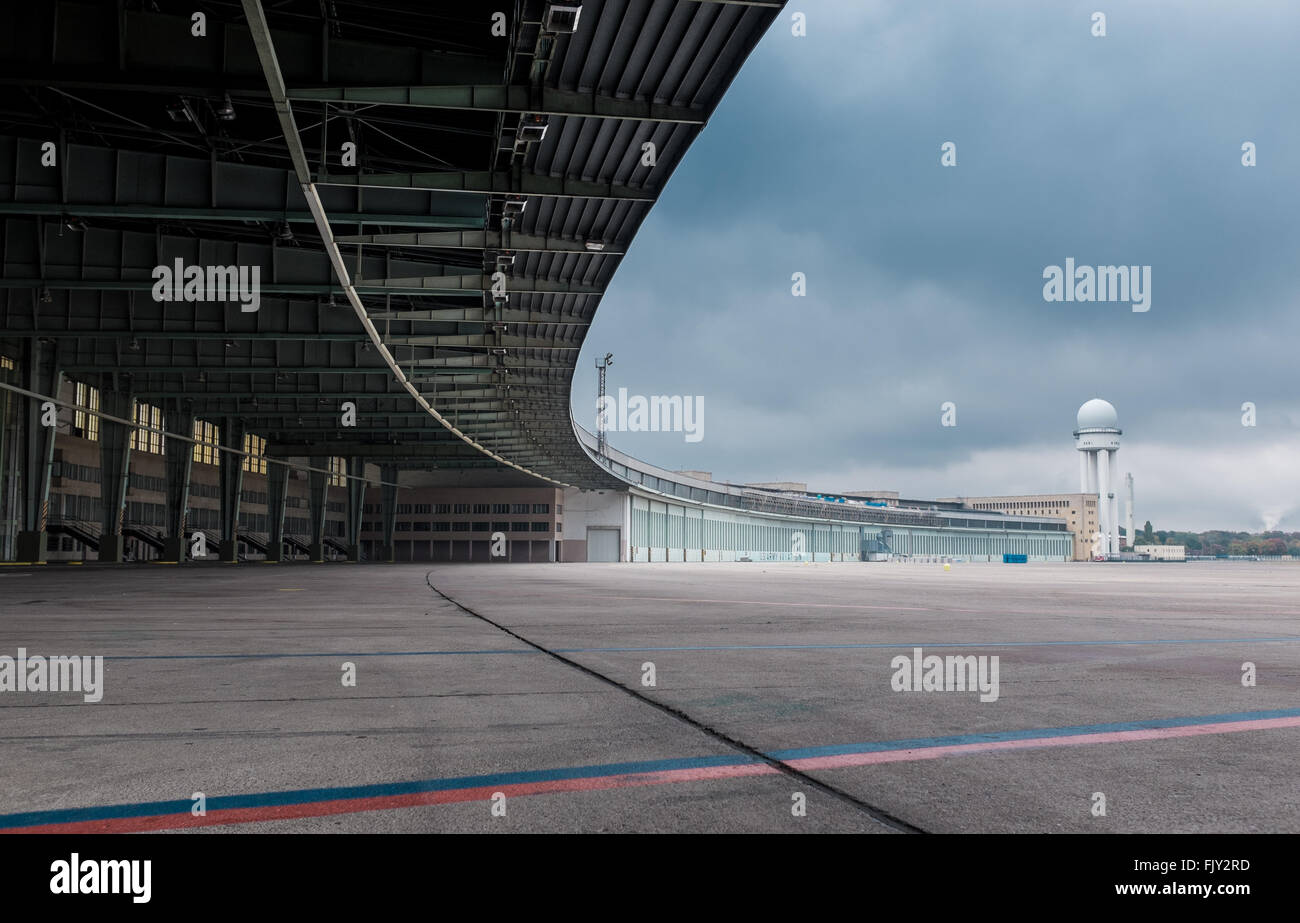 Empty airplane hanger hi-res stock photography and images - Alamy