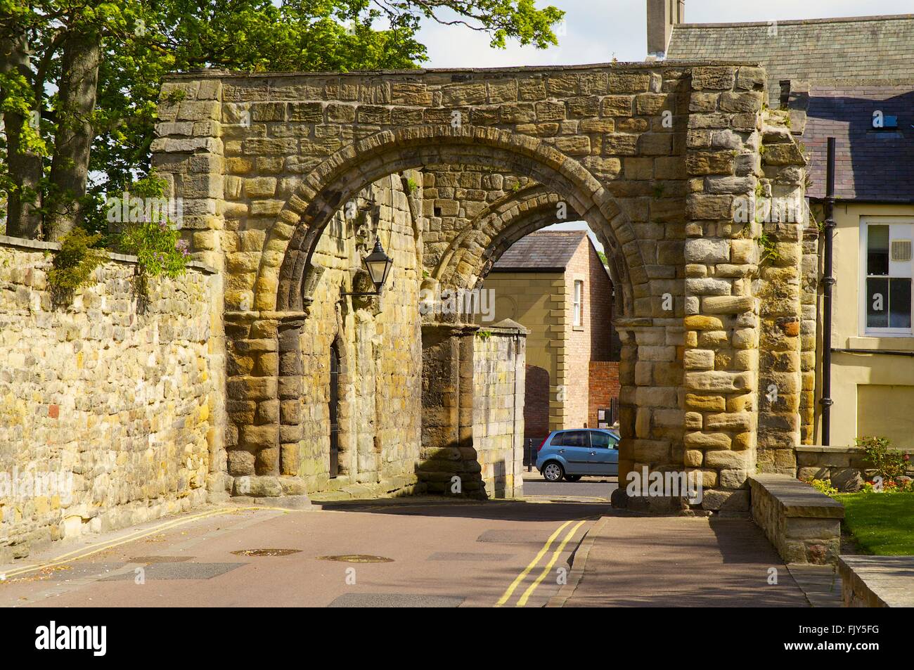 Gate medieval hi-res stock photography and images - Alamy