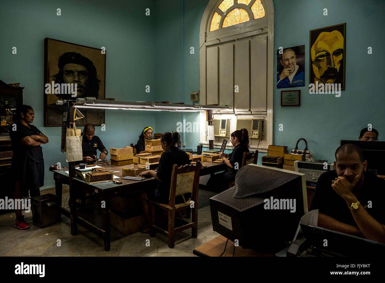 Cuban cigar factory workers hi-res stock photography and images - Alamy
