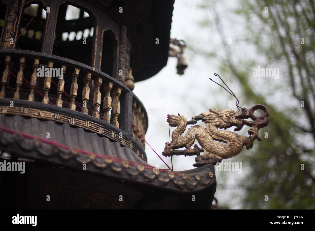 Small Dragon Statue On Temple Roof Stock Photo - Alamy