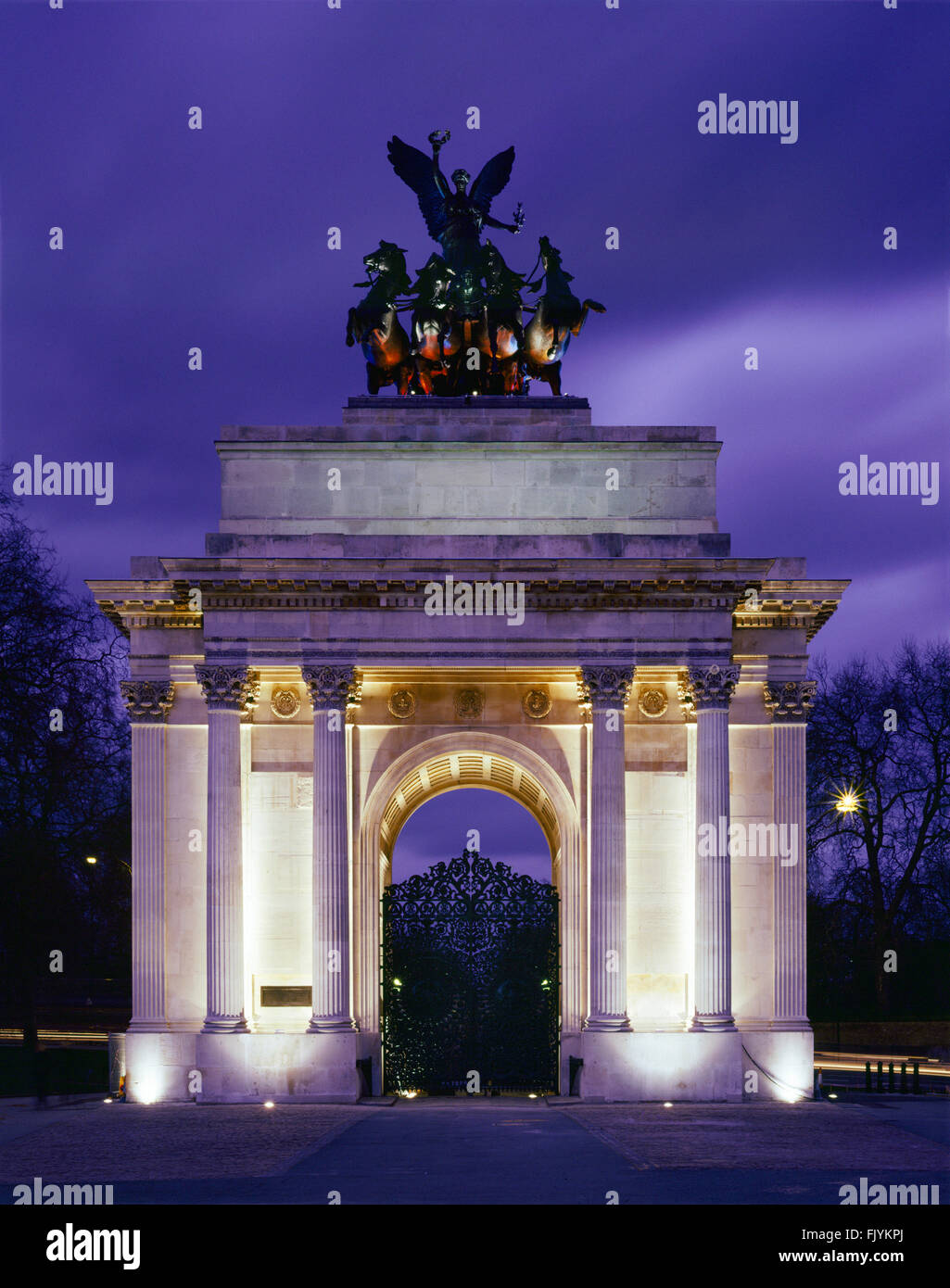 THE WELLINGTON ARCH, Hyde Park Corner, London. View of the floodlit ...