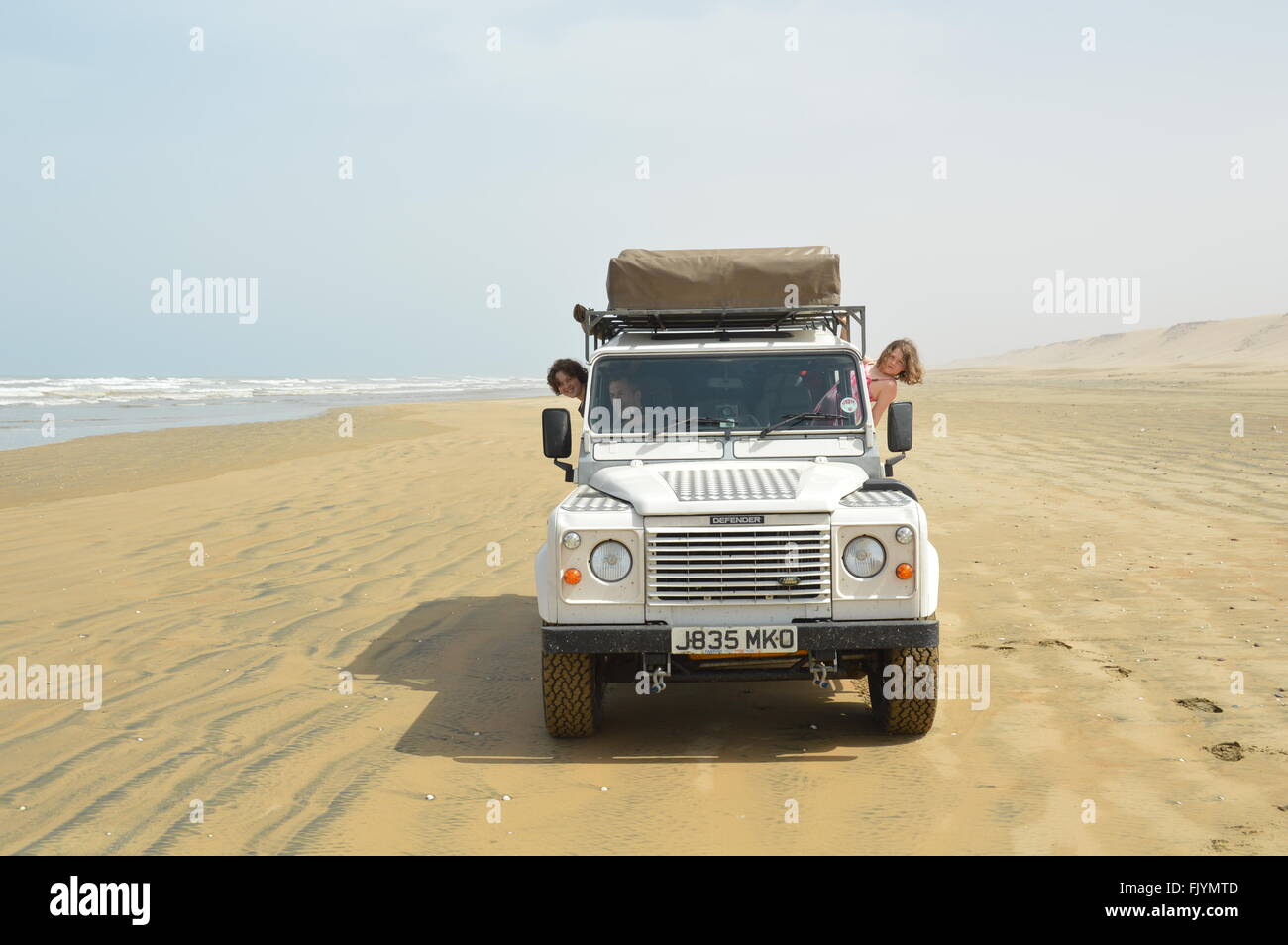 Land rover defender roof tent hi-res stock photography and images - Alamy