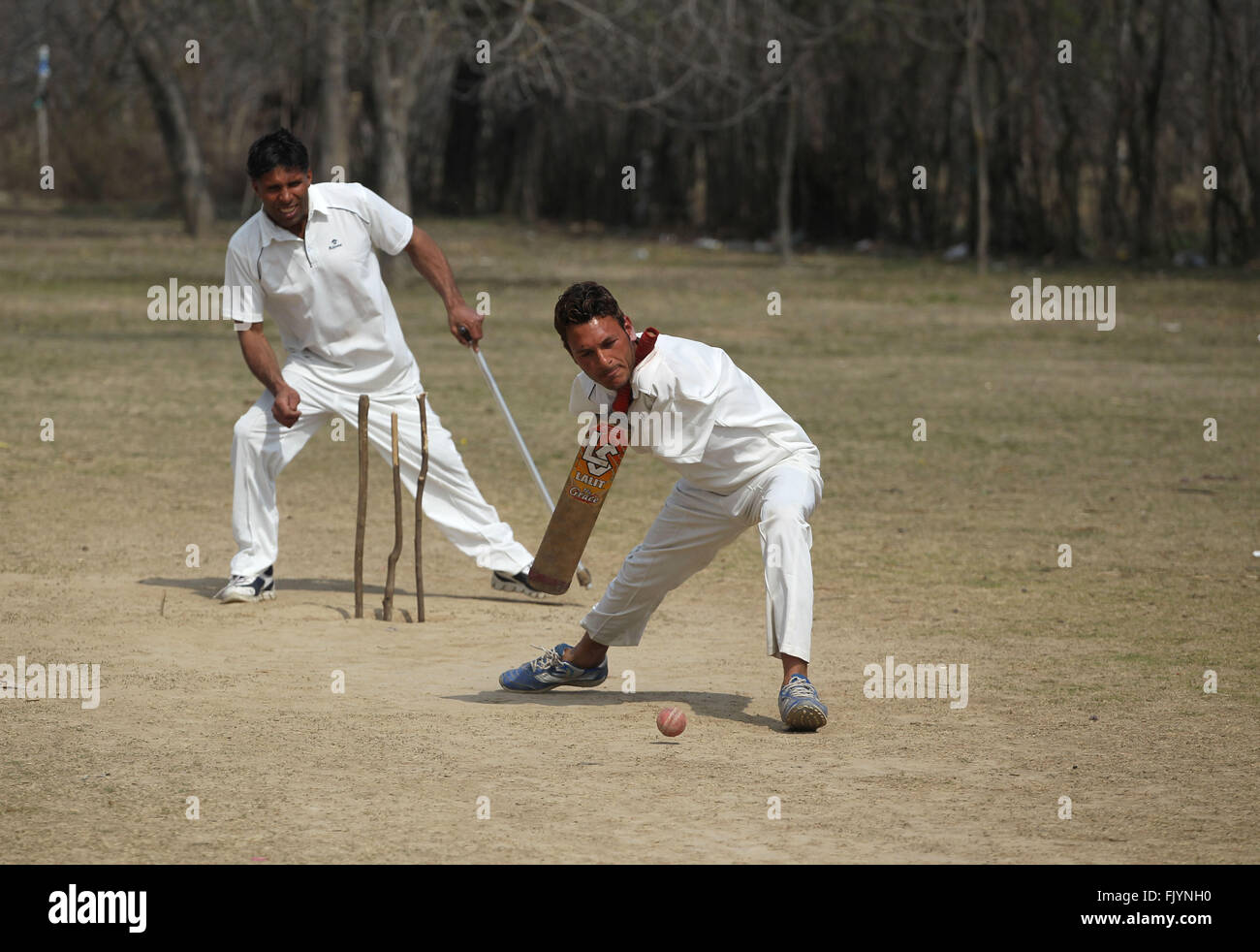 Srinagar, Kashmir. 4th March, 2016. Amir Hussain Lone (R) tries to hit ...