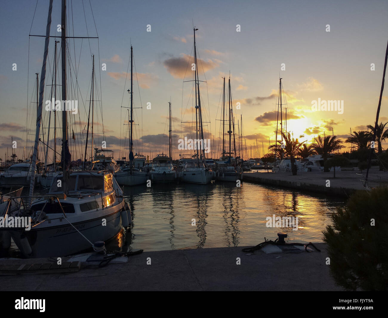 Ships in port hi-res stock photography and images - Alamy