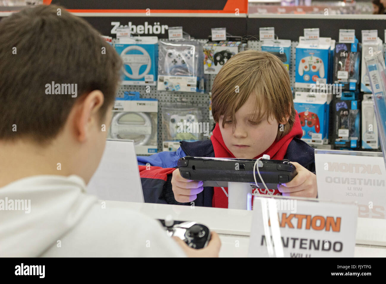 kids in video game shop Stock Photo - Alamy
