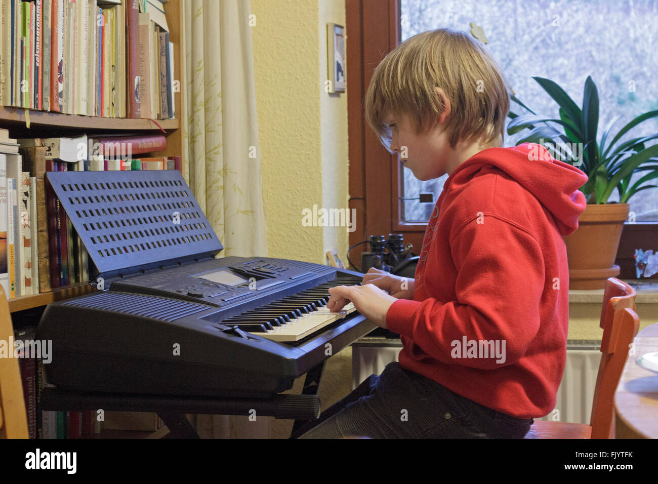 Playing keyboard hi-res stock photography and images - Alamy