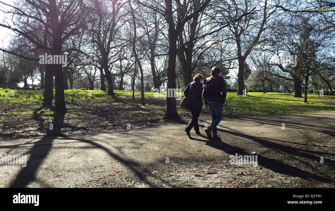 Sunshine in london spring like day hi-res stock photography and images ...