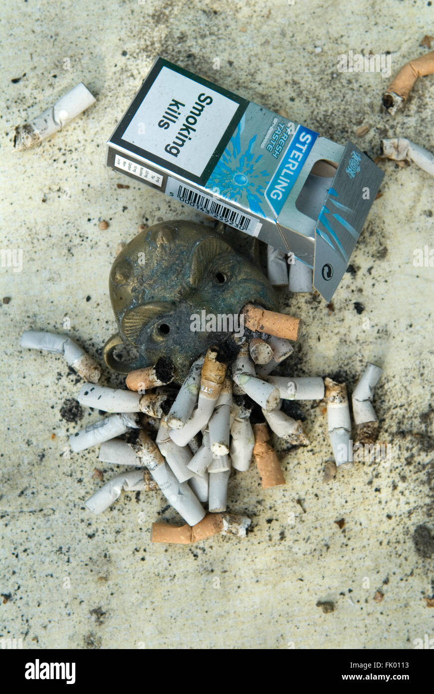 Cigarettes packet uk hi-res stock photography and images - Alamy