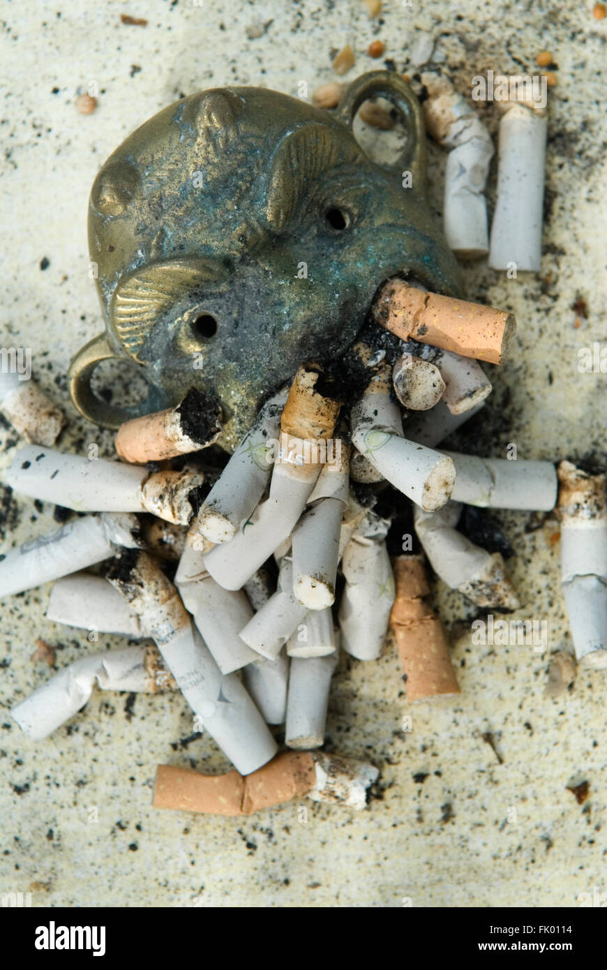 Full Ashtray High Resolution Stock Photography and Images - Alamy