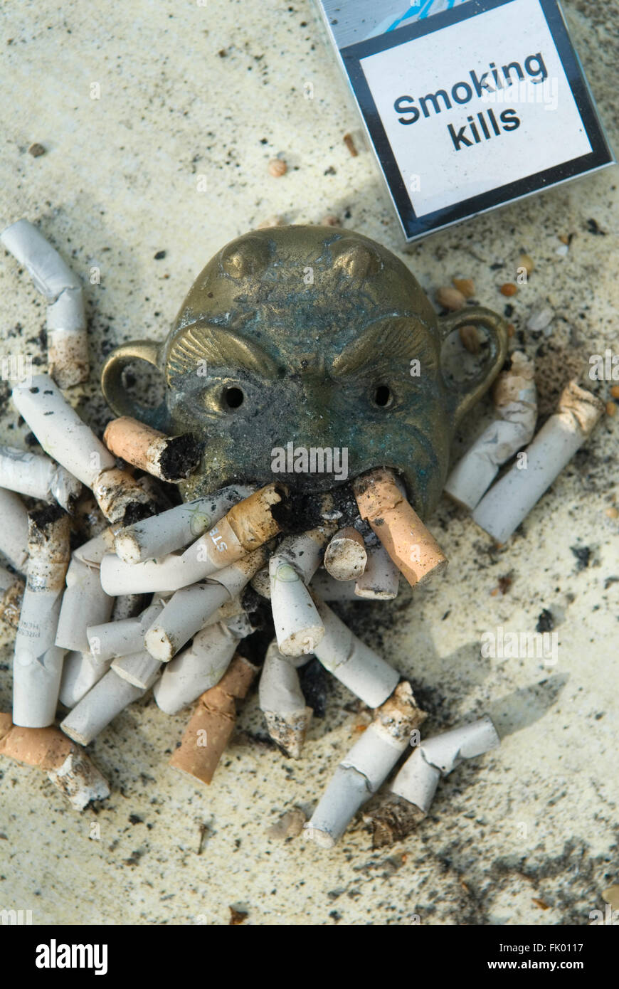 Smoking kills ad hi-res stock photography and images - Alamy