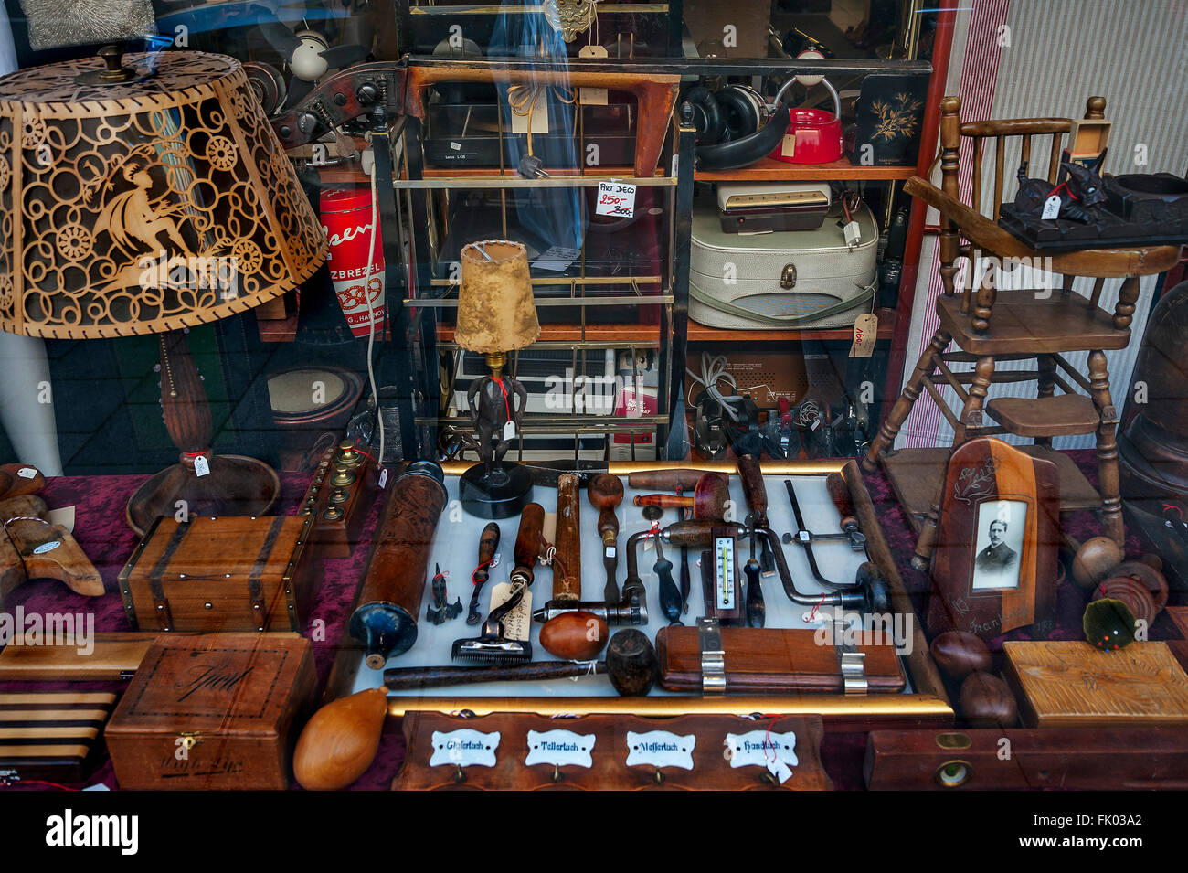 Junk shop hi-res stock photography and images - Alamy