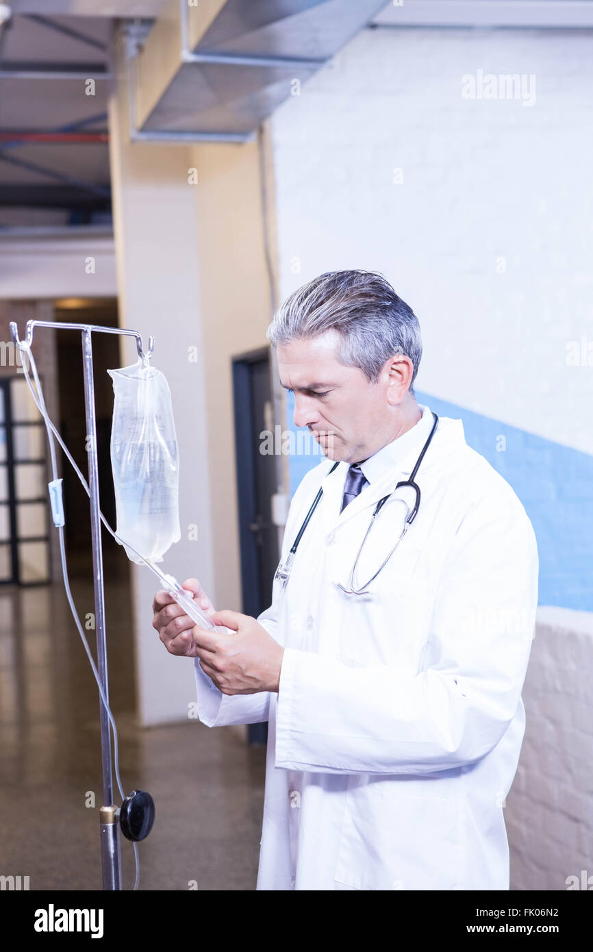 Male doctor checking a saline drip Stock Photo - Alamy